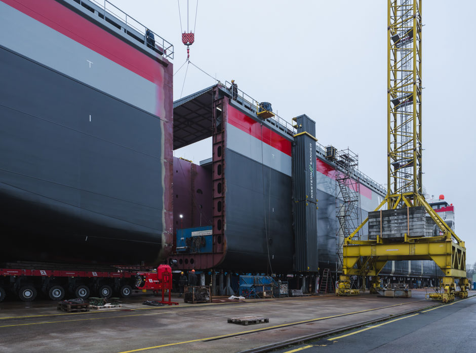Transport aft ship section EasyMax 6 marks next step in newbuilding for ...