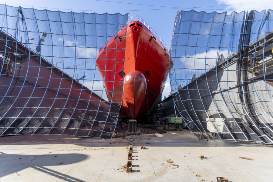 'YED PRIOR': from container ship to gravel hopper dredger