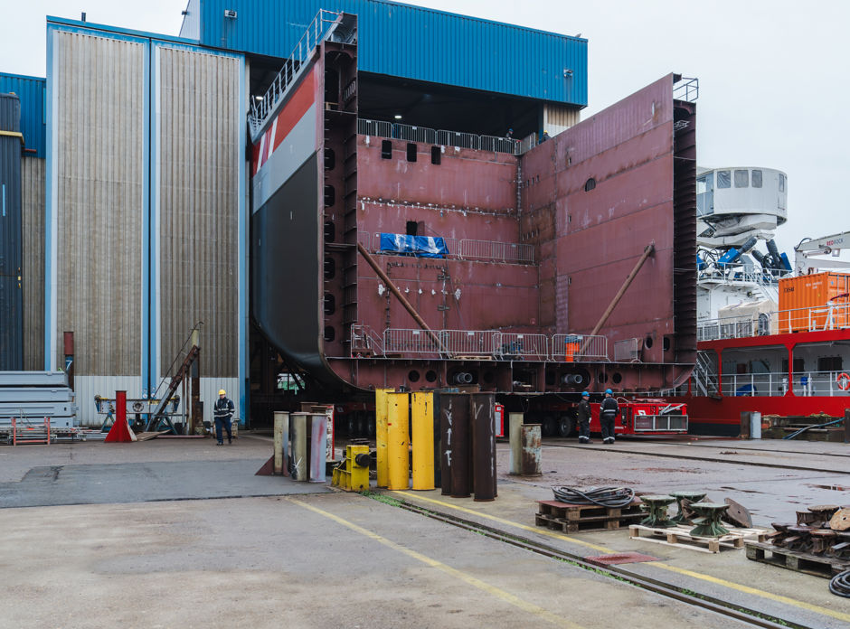 Transport aft ship section EasyMax 6 marks next step in newbuilding for ...
